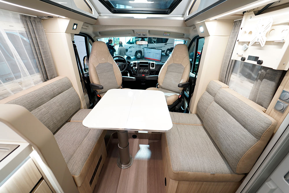 Adria Compact DL : le premier profilé étroit avec salon face/face ...