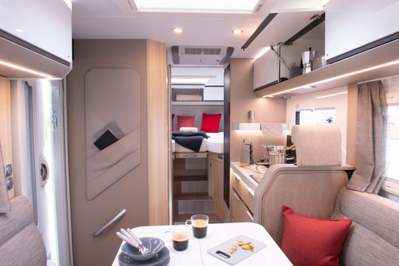 Adria Compact DL : le premier profilé étroit avec salon face/face ...