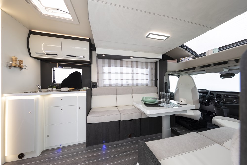 Lit de pavillon et maxi salon face-face : le Roller Team Kronos 234 TL ...