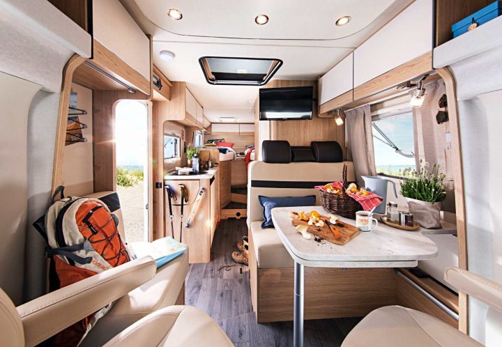 LMC Cruiser V 646 G : la compacité d'un fourgon, le confort d'un ...