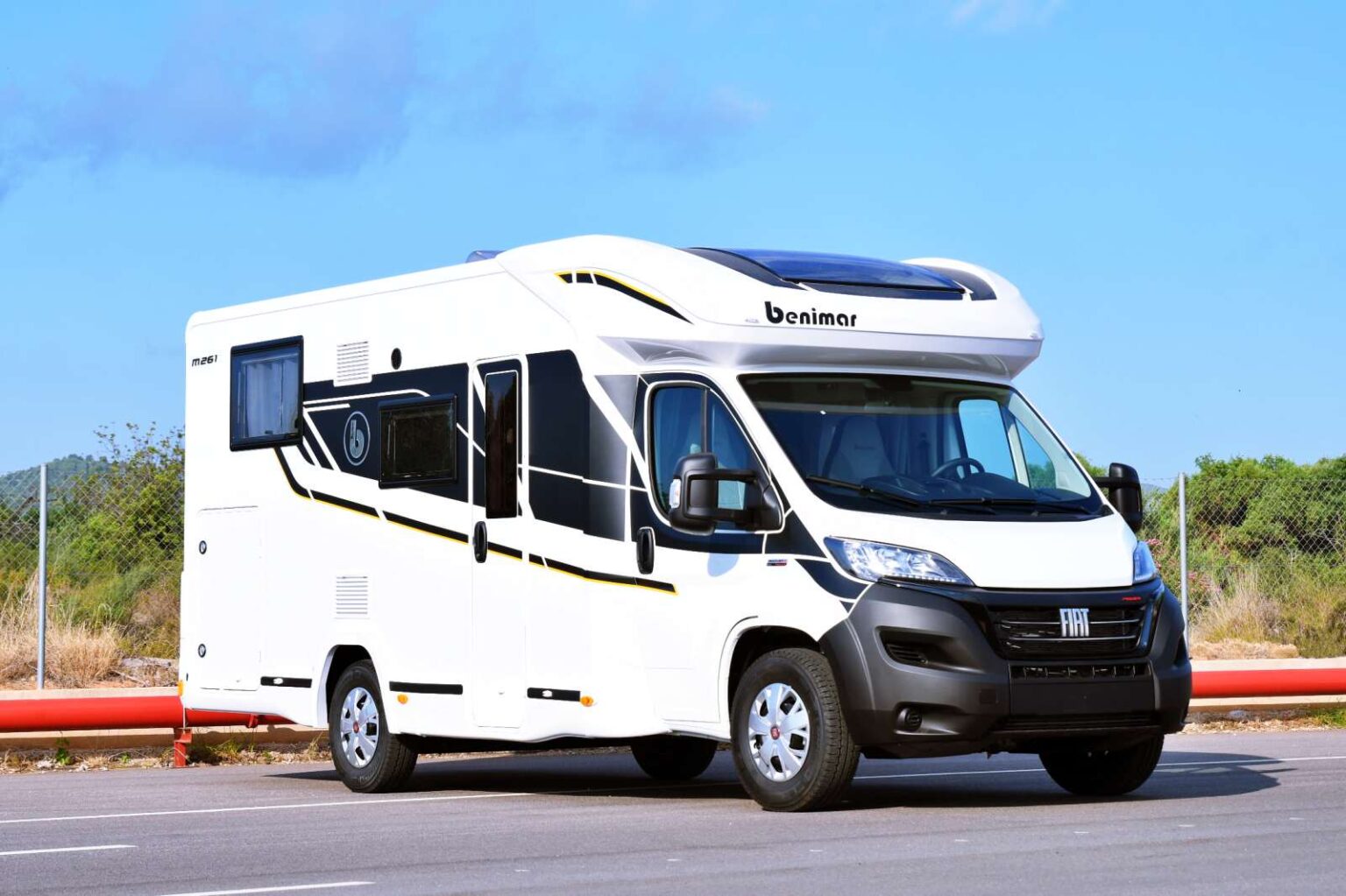 Benimar Mileo 261, le profilé moins de 7 mètres et lits jumeaux à prix ...