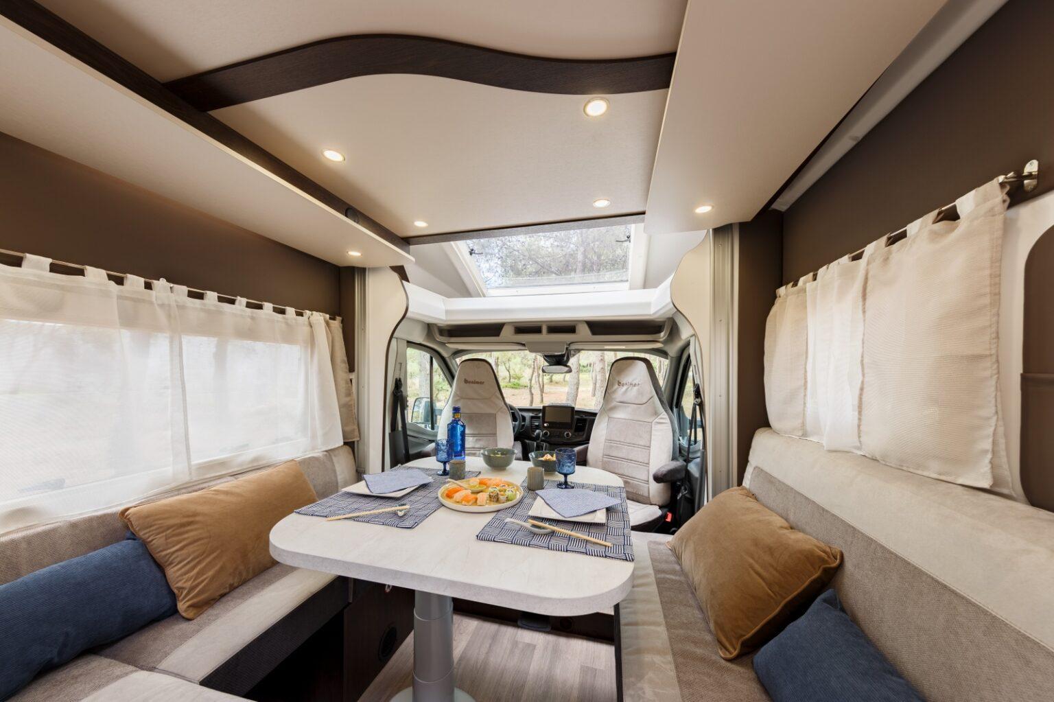 Camping-car de moins de 6,00 m : le lit de pavillon pour un max d ...