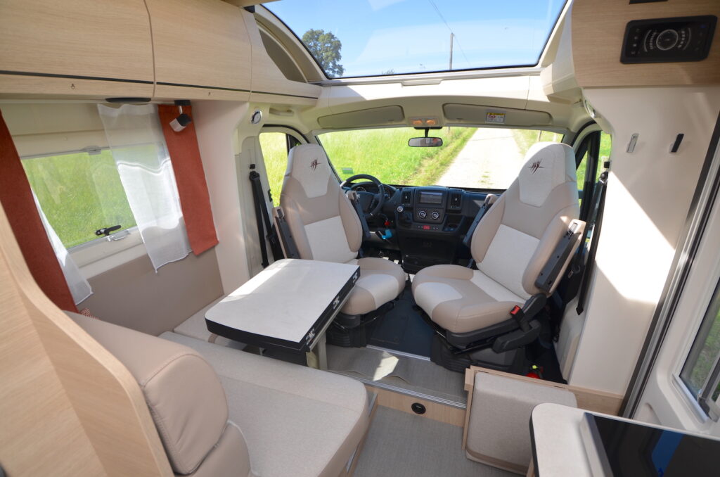 Rapido C03 : un camping-car compact (2,17 m de large) à l’esprit très ...