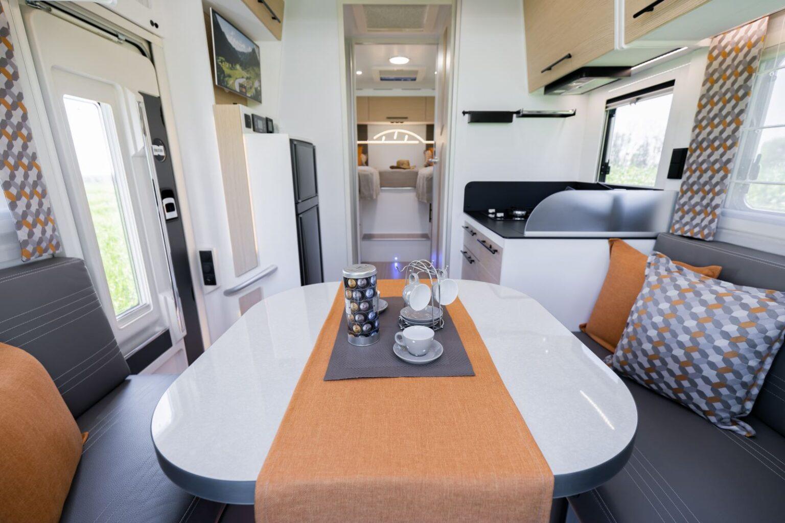 Nouvelle gamme Notin Exclusiv : découvrez le profilé Ostrava JF (7,35 m) sur Mercedes Sprinter ...