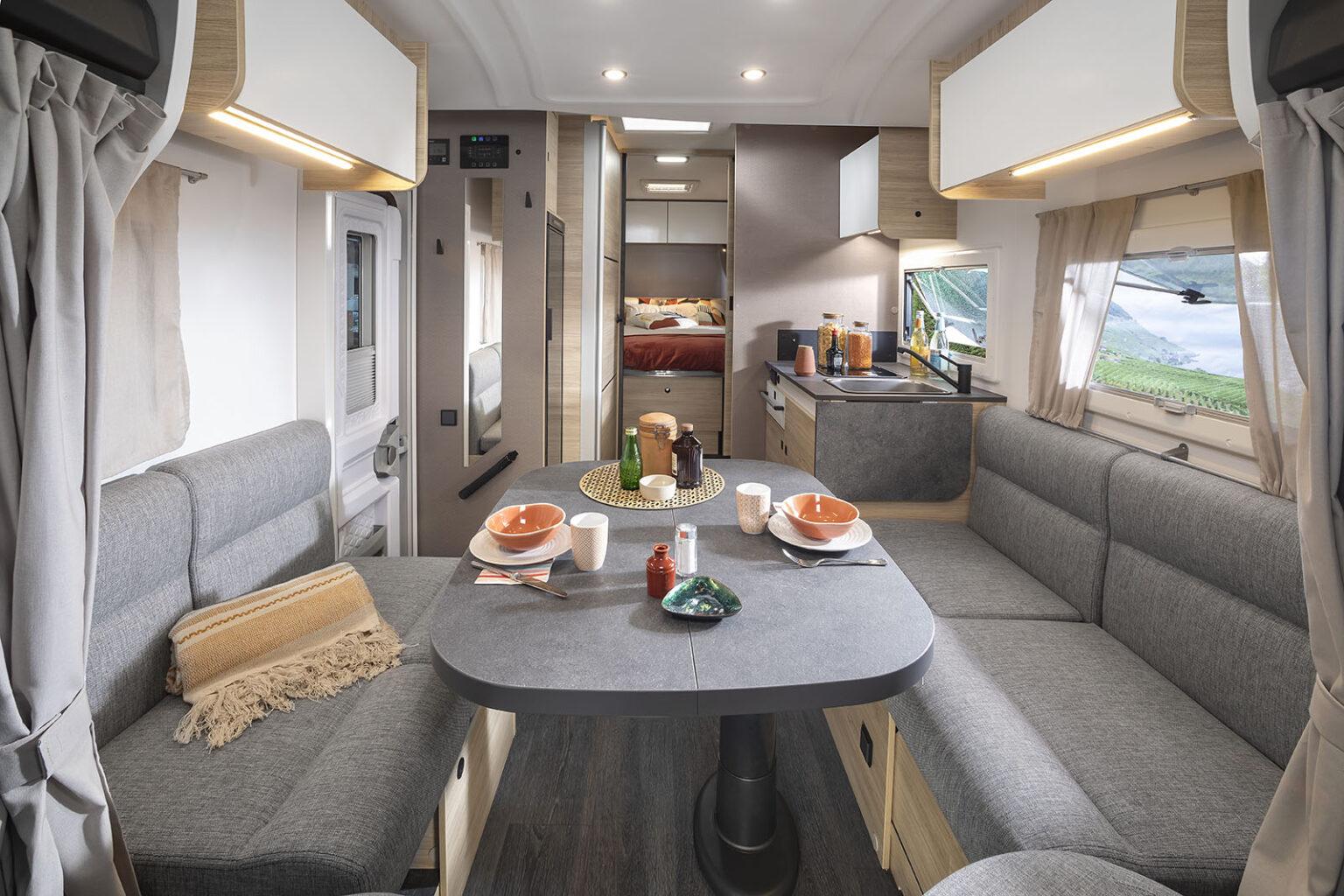 Chausson 798/Challenger 318 : le retour du profilé lit central sur 7,40 ...